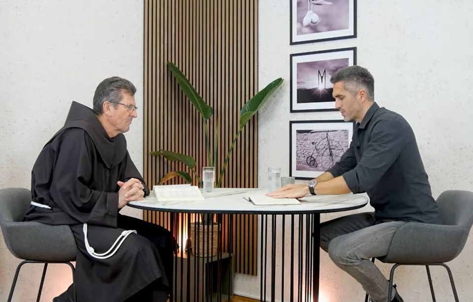 Poznati franjevac protiv navike pojedinih svećenika prije mise ...