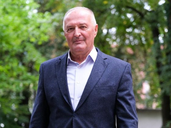 Ministar obrane BiH, Zukan Helez, na svadbi u Livnu popeo se na stol i ...